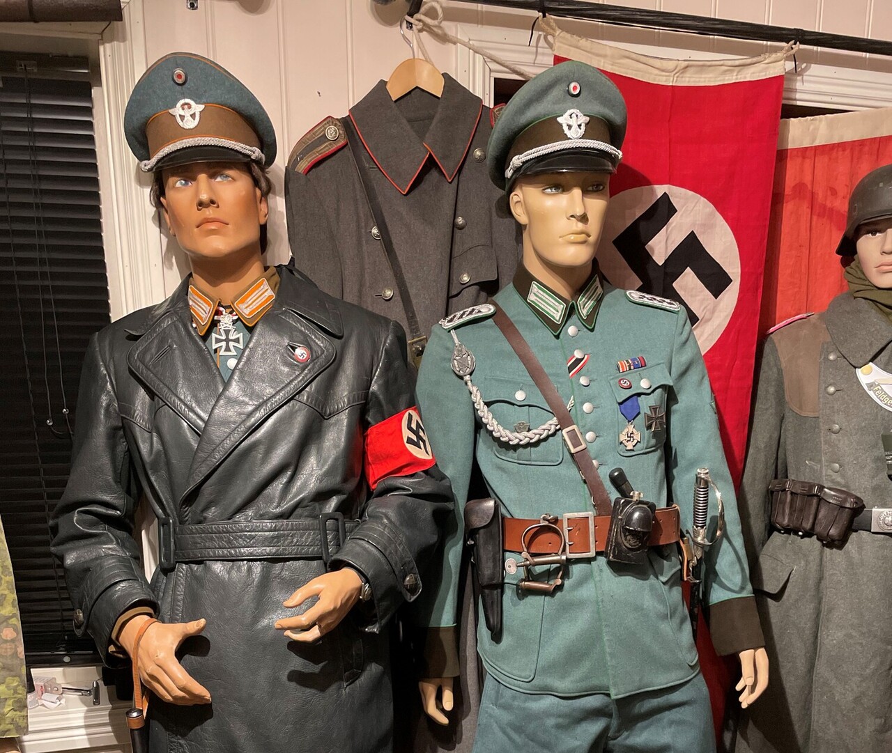 Samler på nazi-effekter: SS og Gestapo i stua