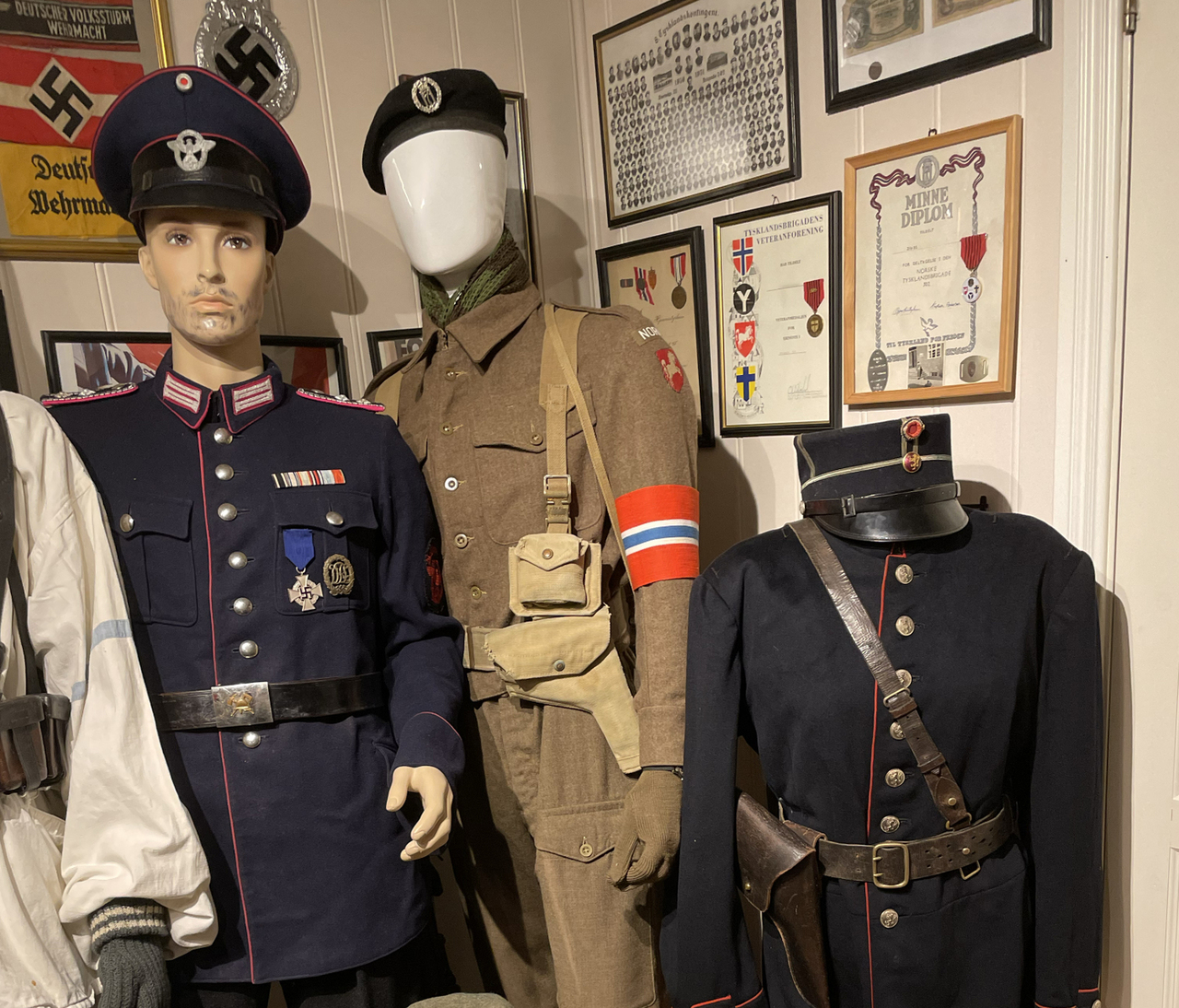Samler på nazi-effekter: SS og Gestapo i stua