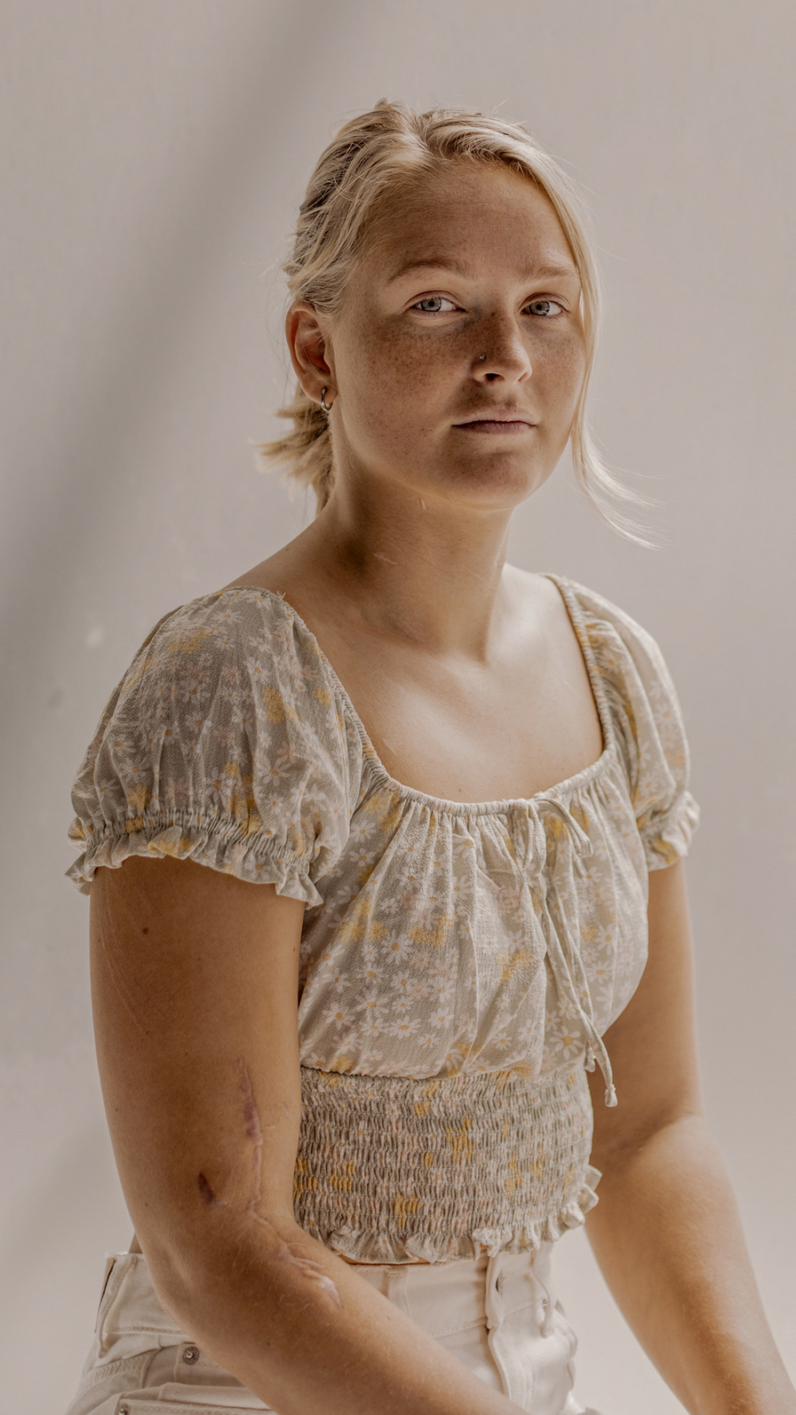 Elines mareritt med partnervold: Knivstukket og kastet ned fra ...