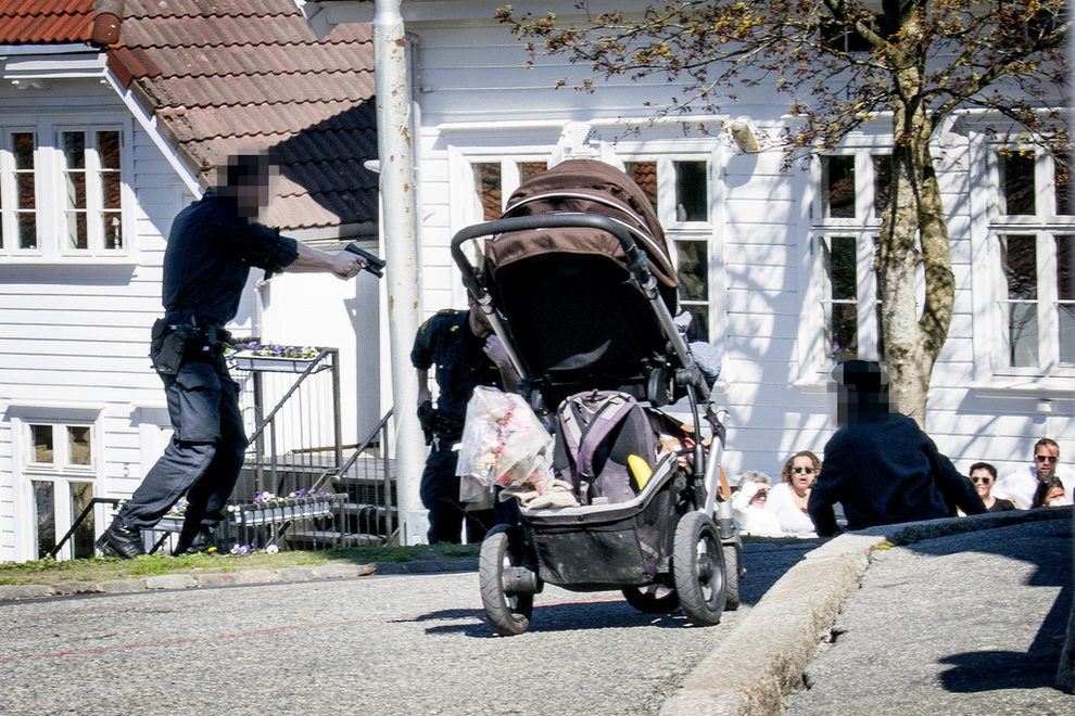 Mann (29) skutt i leggen av politi i Stavanger sentrum - Krim - VG Mann (29) skutt i leggen av politi i Stavanger sentrum - Krim - VG